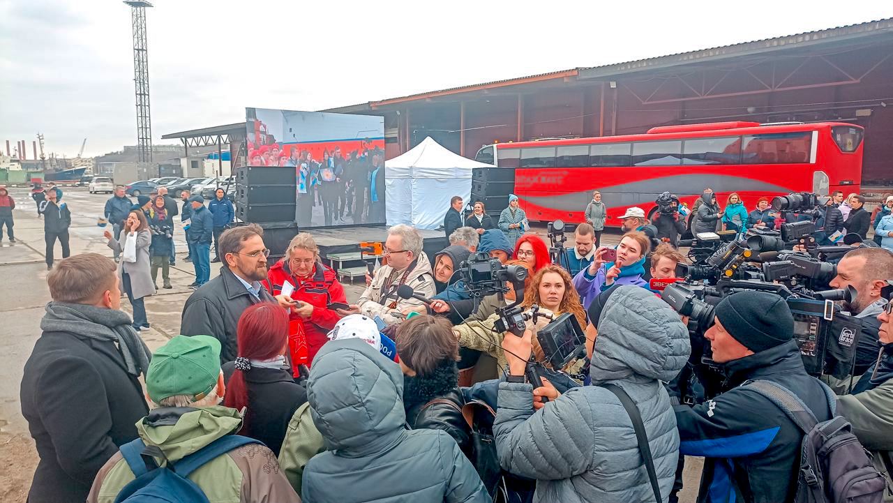 В Мурманск вернулась ледостойкая платформа «Северный полюс» с полярниками дрейфующей экспедиции ...